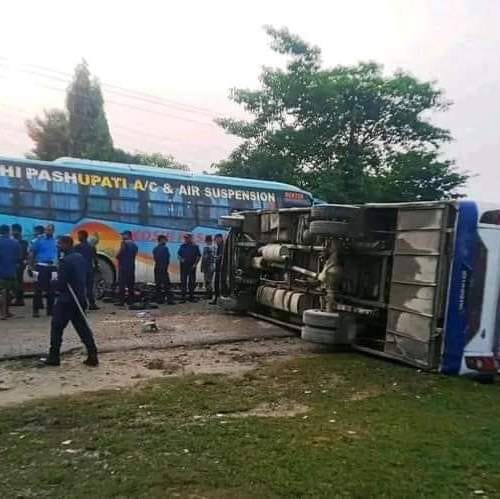 गाईघाट देखि काकडभिट्टा जादै गरेको बस सप्तरीमा दुर्घटना हुँदा एक युवतीको ...